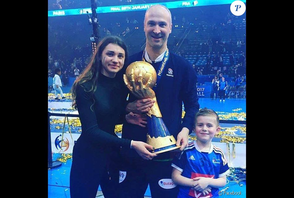 Thierry Omeyer avec ses enfants Manon et Loris et le trophée de ...