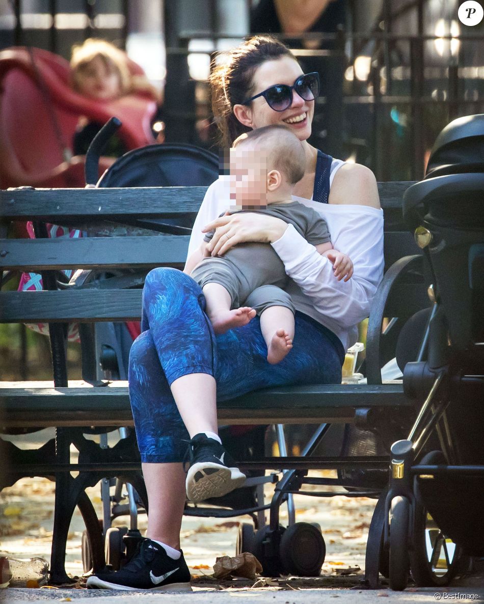 Anne Hathaway Et Son Fils Jonathan Dans Un Parc De Brooklyn à New York Le 19 Octobre 2016
