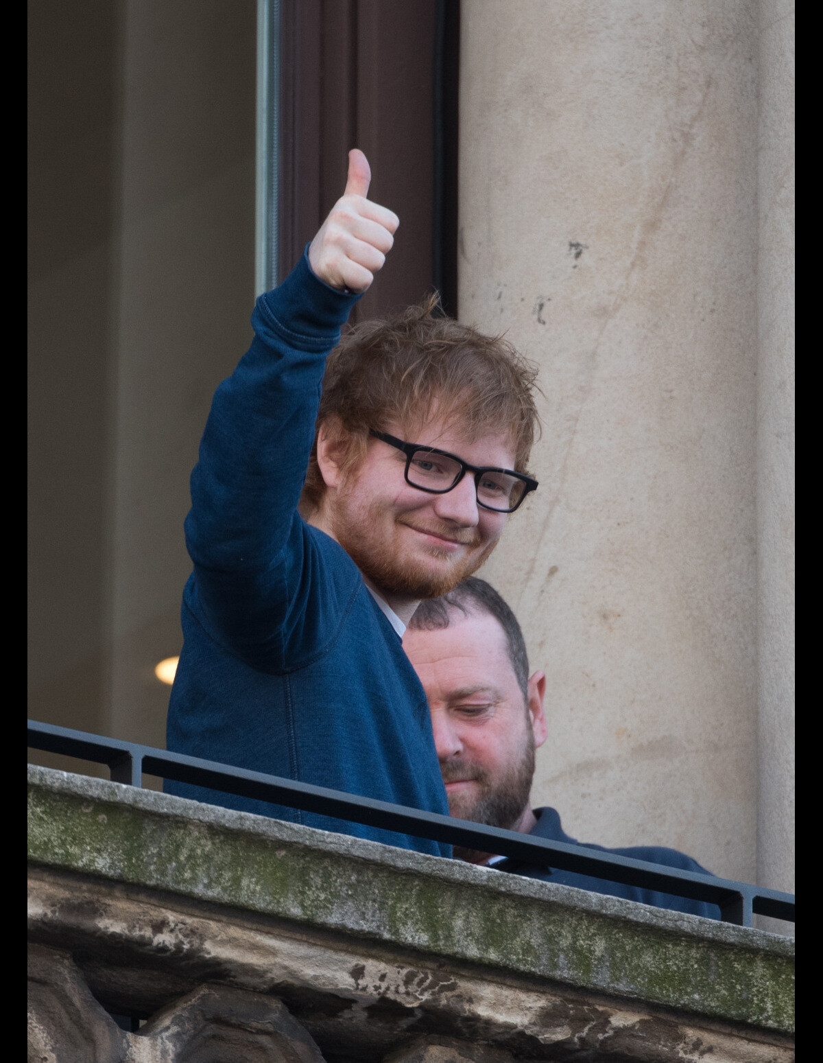 Photo : Ed Sheeran salue ses fans depuis le balcon Mondadori Megastore ...
