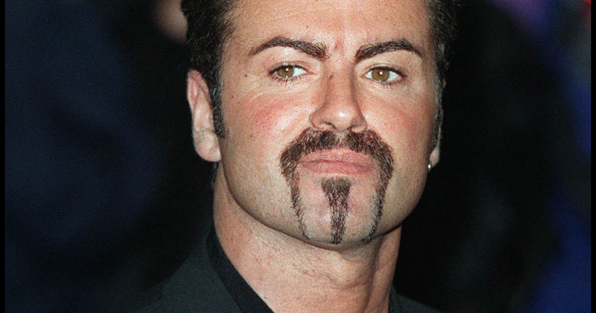 George Michael pose à Scarborough le 3 novembre 1998. © Globe Photos ...