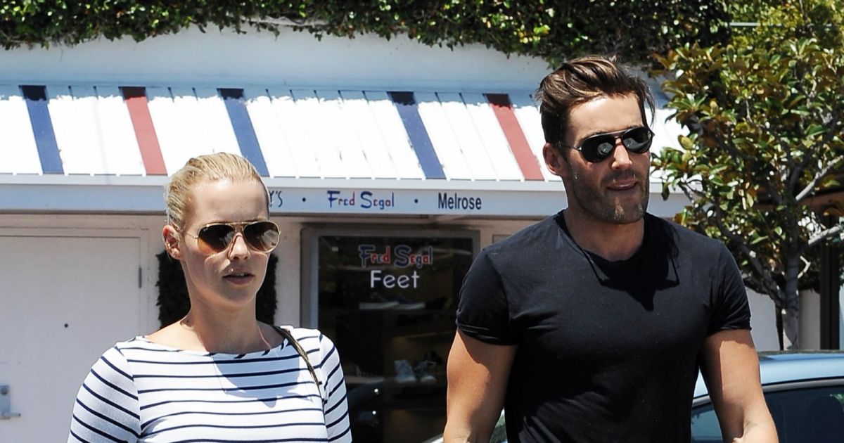 Claire Holt et son fiancé Matt Kaplan sont allés faire du shopping chez ...