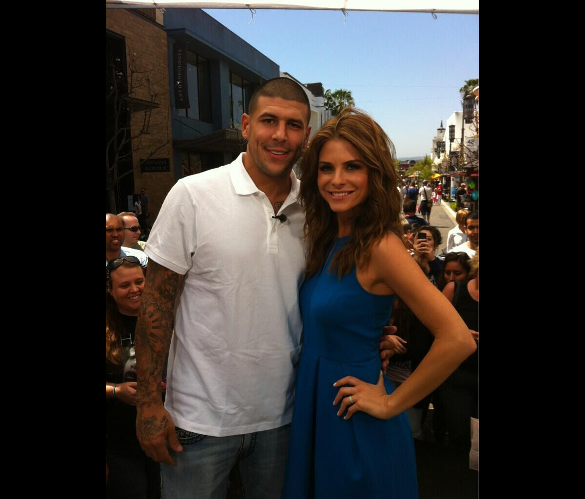 Photo : la star des Pats Aaron Hernandez et l'animatrice Maria Menounos ...