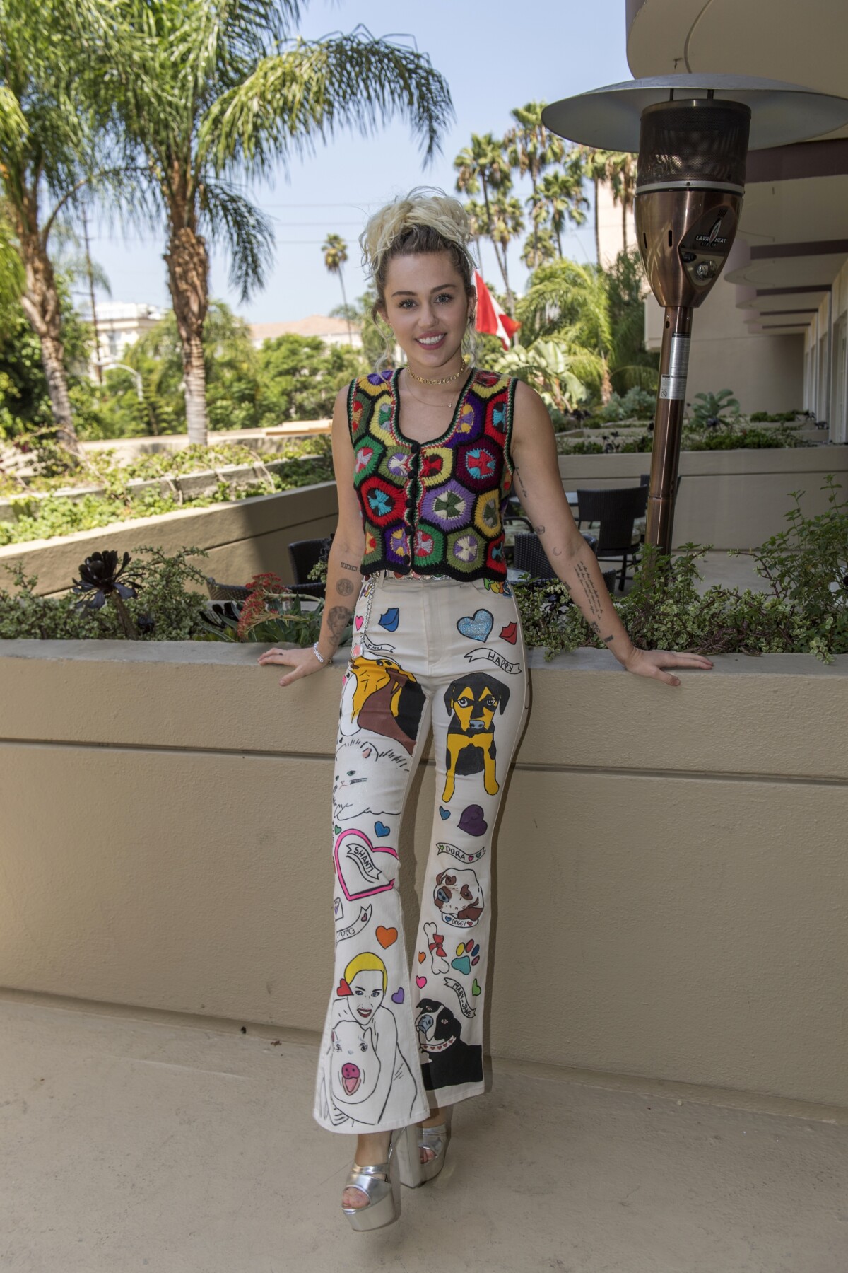 Photo : Miley Cyrus en conférence de presse pour la série tv "Crisis in ...