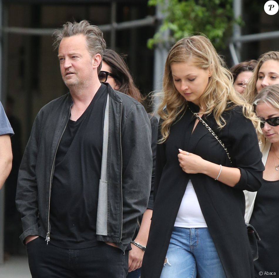 Matthew Perry et une jolie blonde dans les rues de Soho, New York le 28 ...
