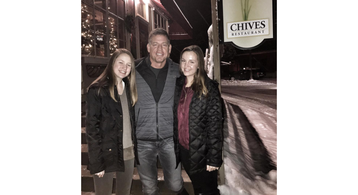 Photo : Troy Aikman avec ses filles Alexa et Jordan en décembre 2016. L ...