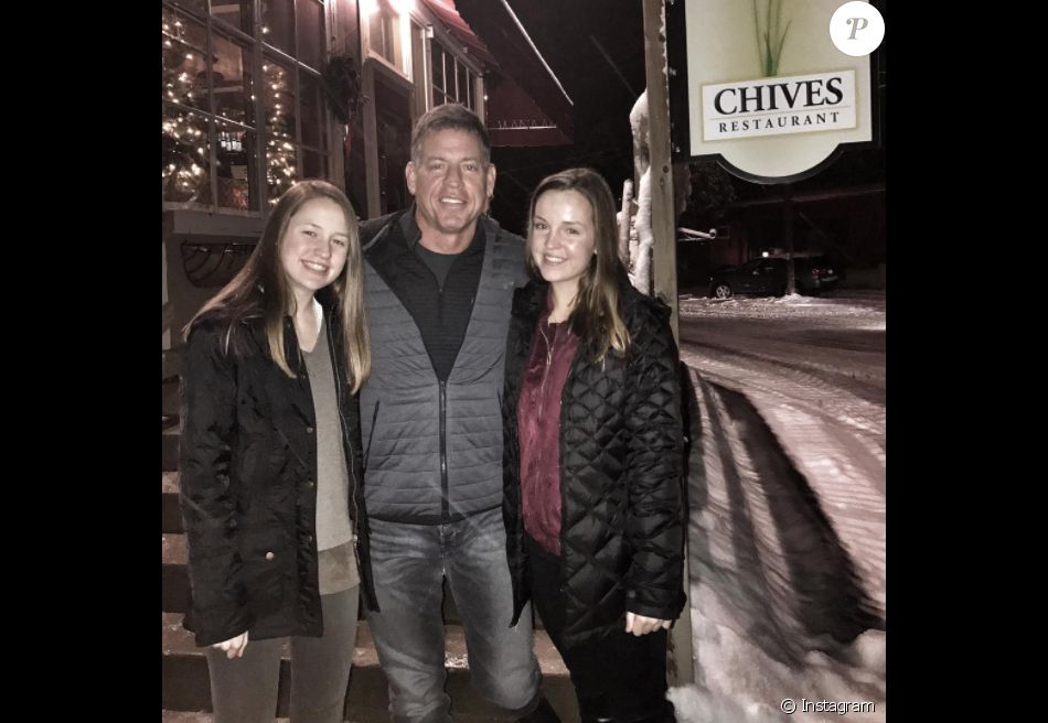 Troy Aikman avec ses filles Alexa et Jordan en décembre 2016. L ...