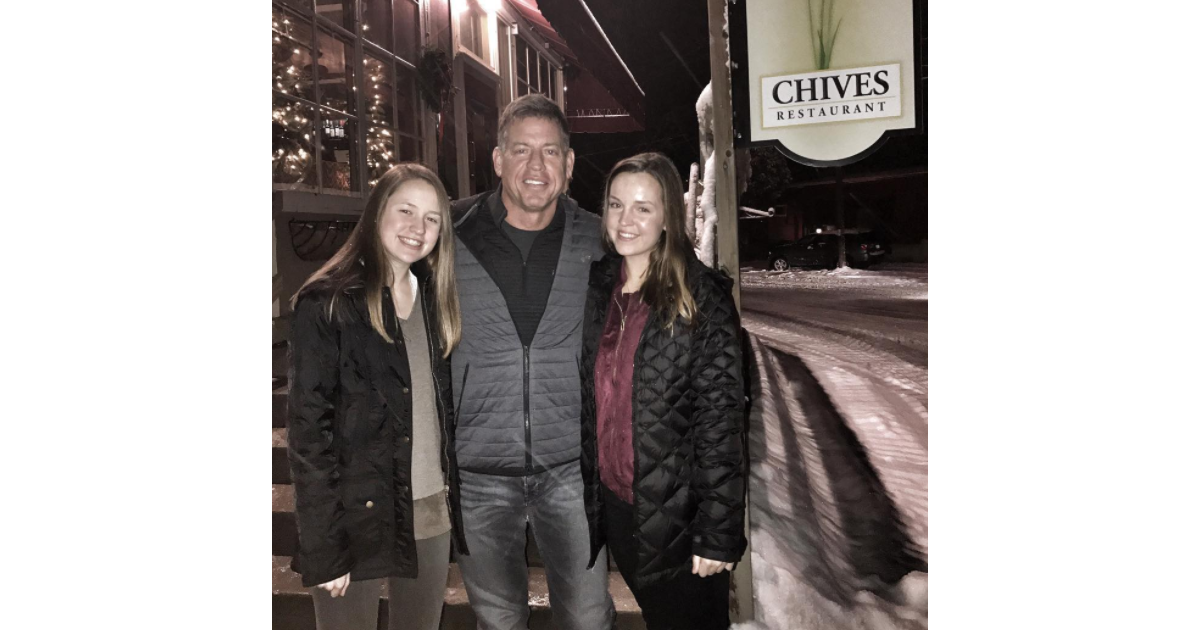 Troy Aikman avec ses filles Alexa et Jordan en décembre 2016. L ...