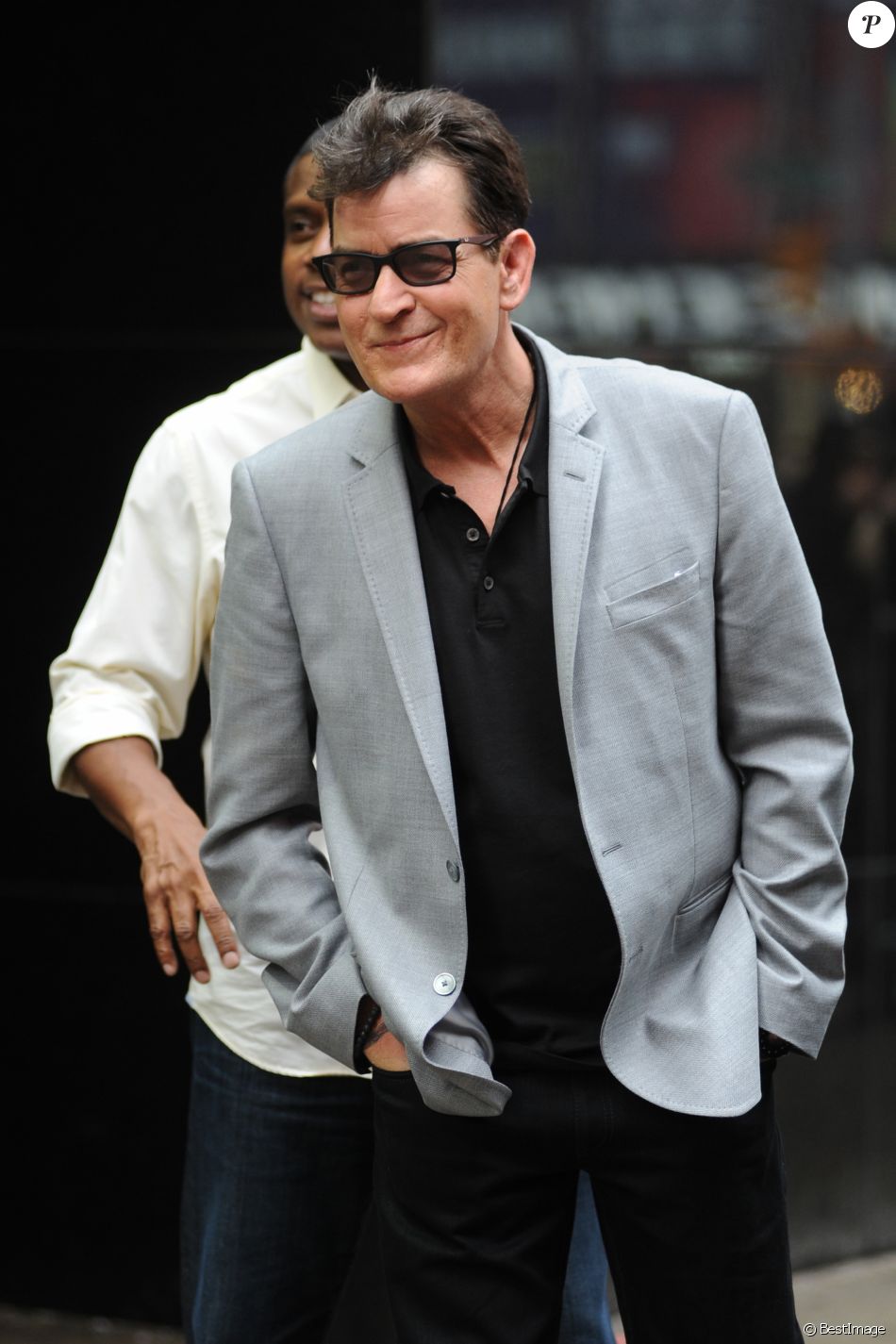Charlie Sheen sortant de l'émission ''Good Morning America'' à New York ...