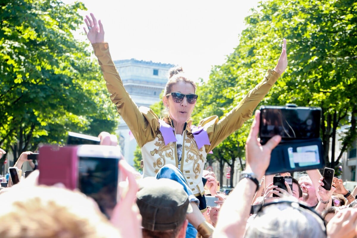 Photo Céline Dion Quitte Le Royal Monceau Et Salue Ses Fans à L