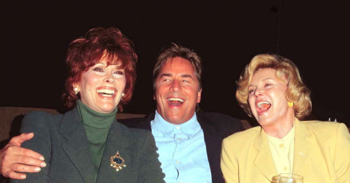 Barbara Sinatra et des amis, en 1998. - Purepeople