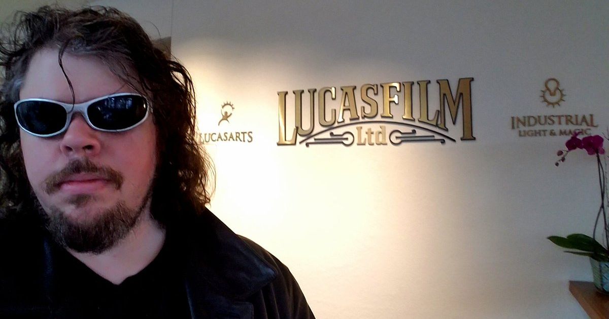 Jeremy Lind­holm pose dans les locaux de LucasFilm - Purepeople