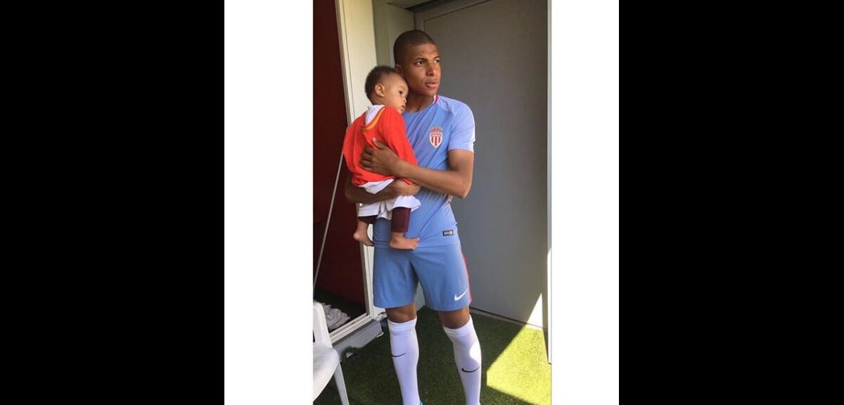 Photo : Kylian Mbappé pose avec son cousin, le fils de son oncle Pierre ...