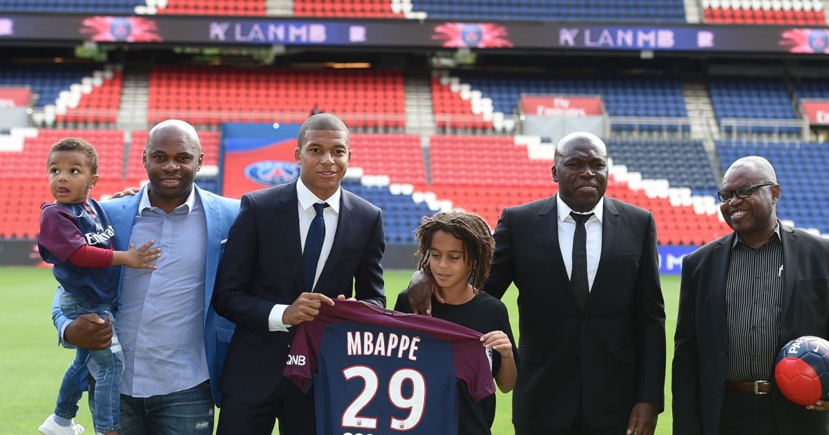 Kylian Mbappé et sa famille lors de sa présentation officielle au PSG ...
