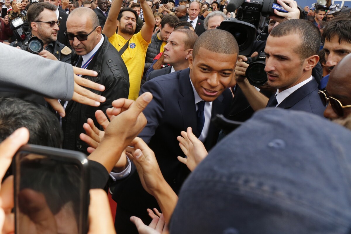 Photo : Kylian Mbappé lors de sa présentation officielle au PSG (Paris ...