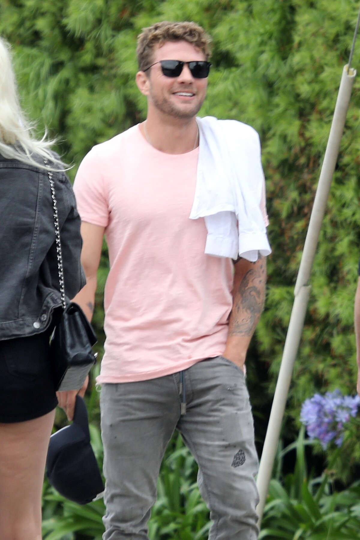 Photo : Ryan Phillippe se balade avec des amis dont une jolie brunette ...