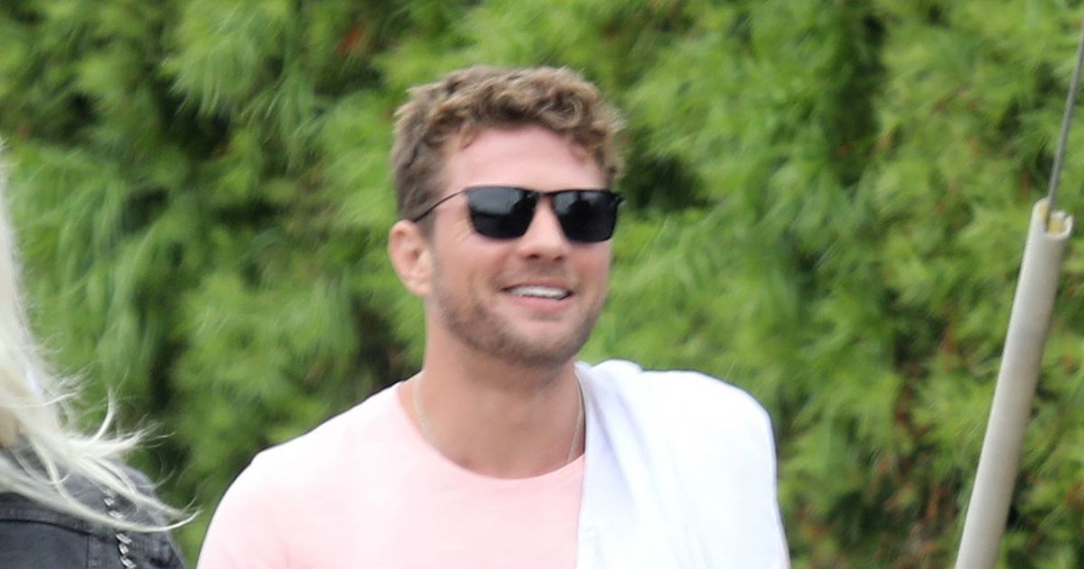 Ryan Phillippe se balade avec des amis dont une jolie brunette dans les ...