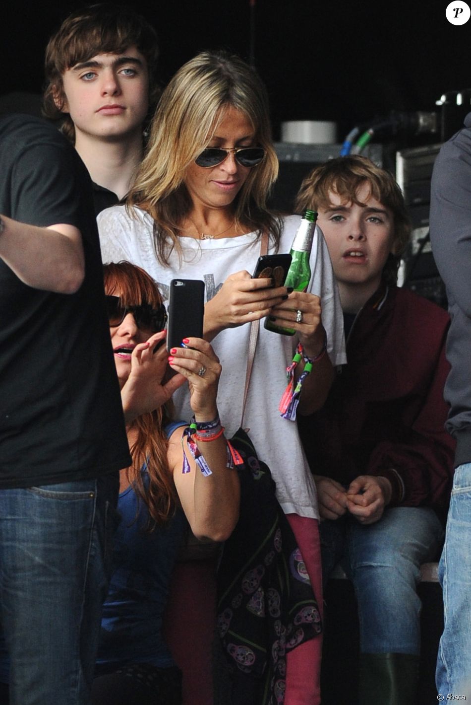 Nicole Gallagher avec Lennon Gallagher et Gene Gallgher au Glastonbury ...