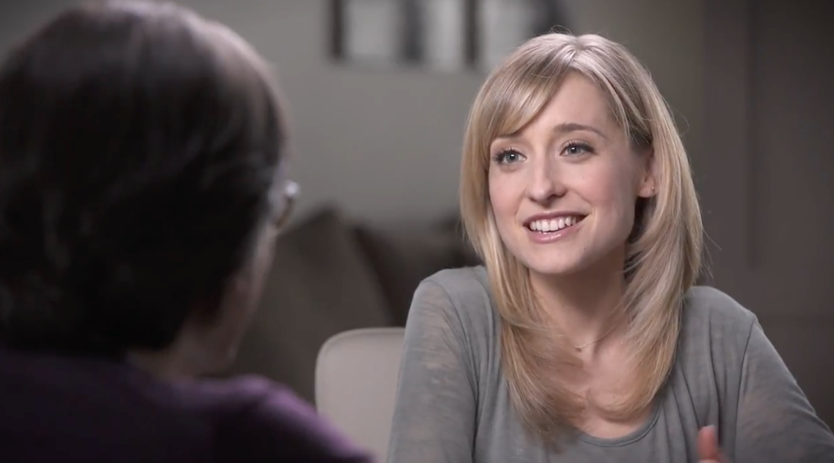 Photo : Keith Raniere et Allison Mack. - Purepeople