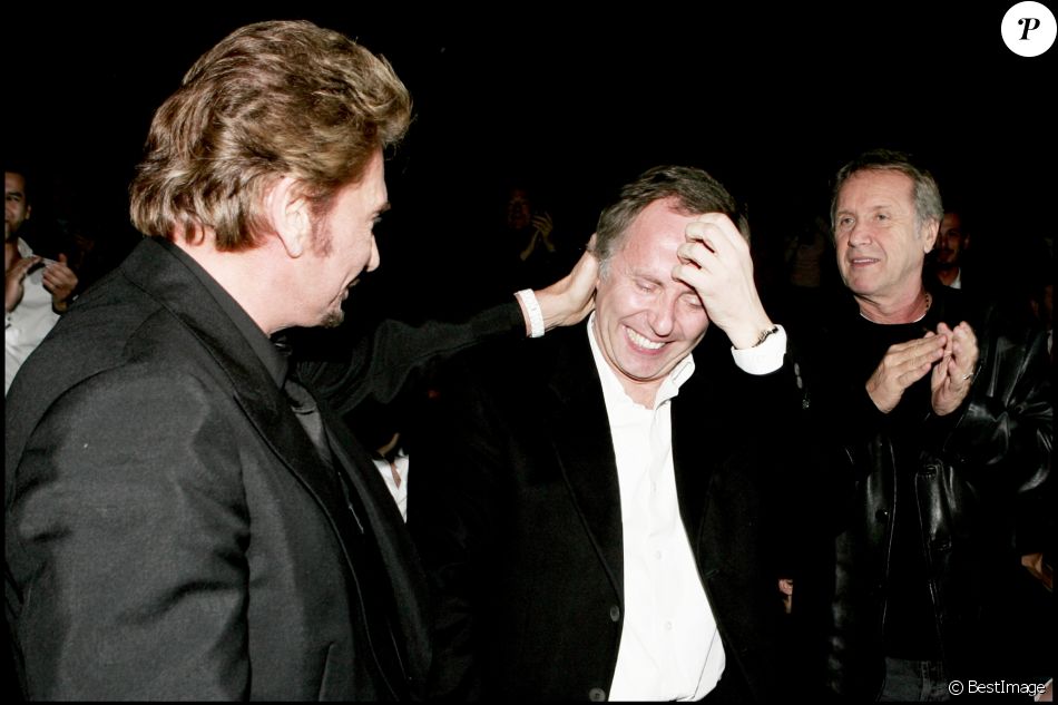 Johnny Hallyday et Fabrice Luchini (Yves Rénier derrière) à Paris en ...