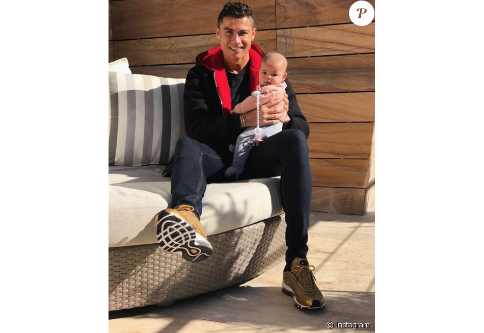 Cristiano Ronaldo avec sa petite Eva, photo Instagram du 28 novembre ...