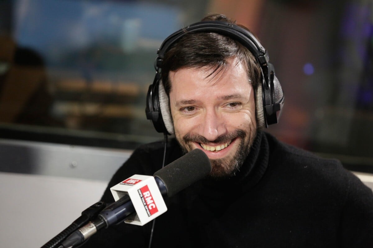 Photo : Julien Cazarre sur RMC, à Paris, le 26 février 2016. - Ode ...