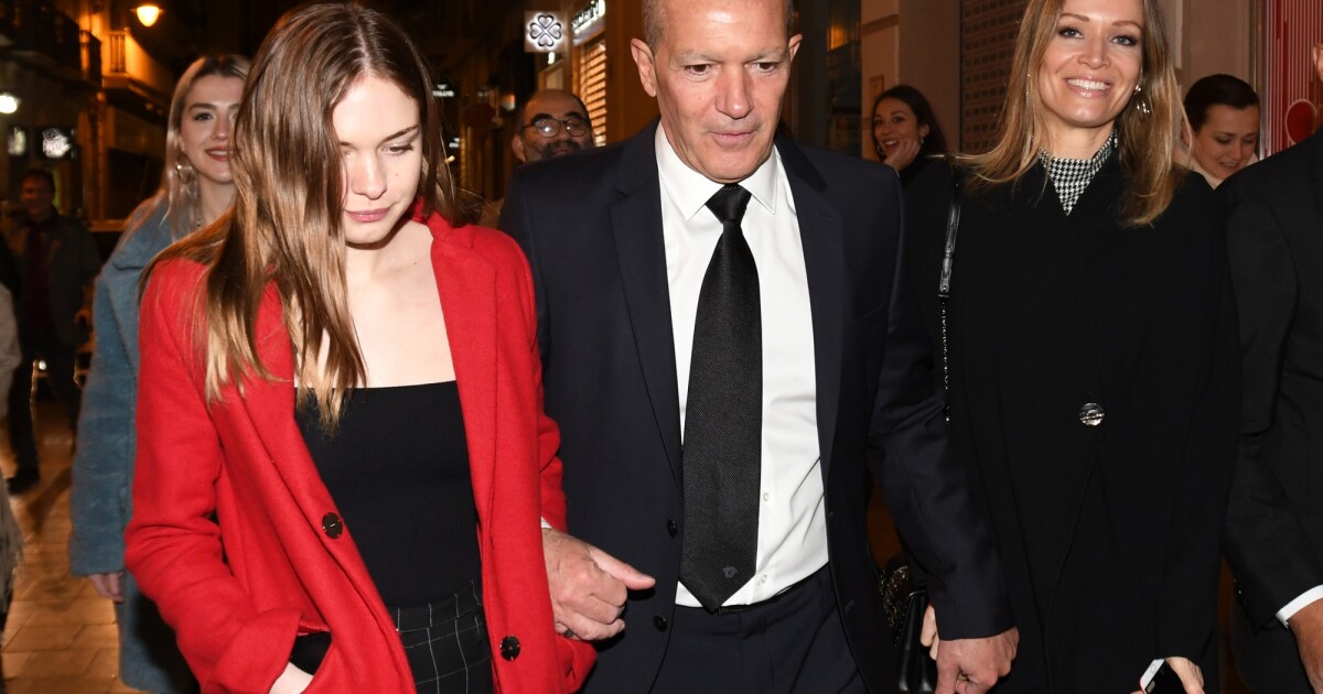 Antonio Banderas s'affiche chauve aux côtés de sa fille et de sa chérie ...