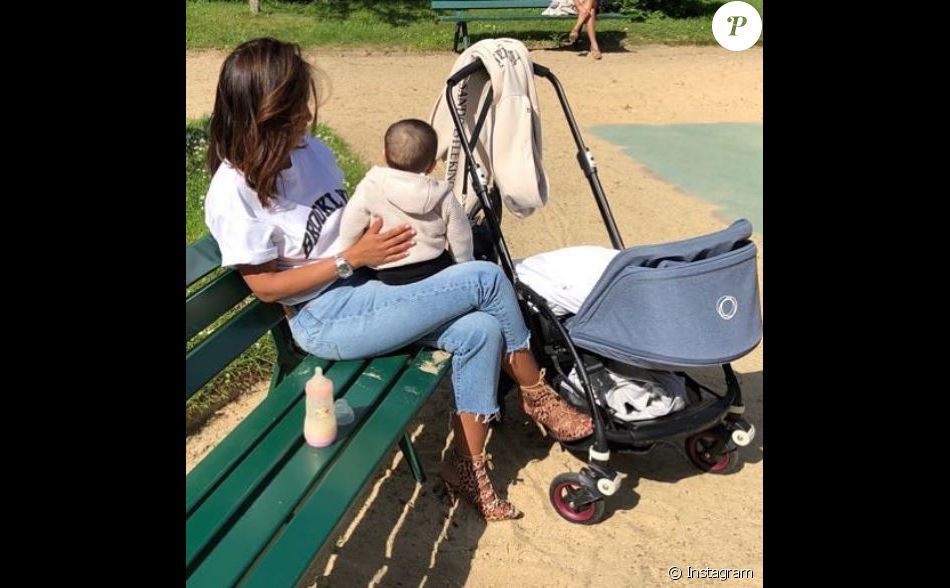 Amel Bent dans un parc parisien avec sa fille Hana. Instagram, le 18 mai 2018. - Purepeople