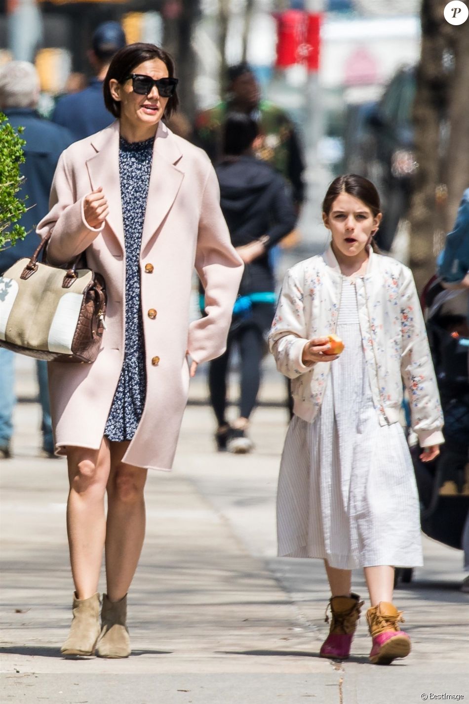 Katie Holmes et sa fille Siri Cruise se promènent à New York le 28 ...