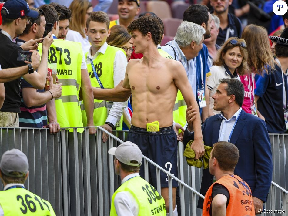 Benjamin Pavard Qui Se Fait Tirer Le Bras à La Fin Du Match Par Un