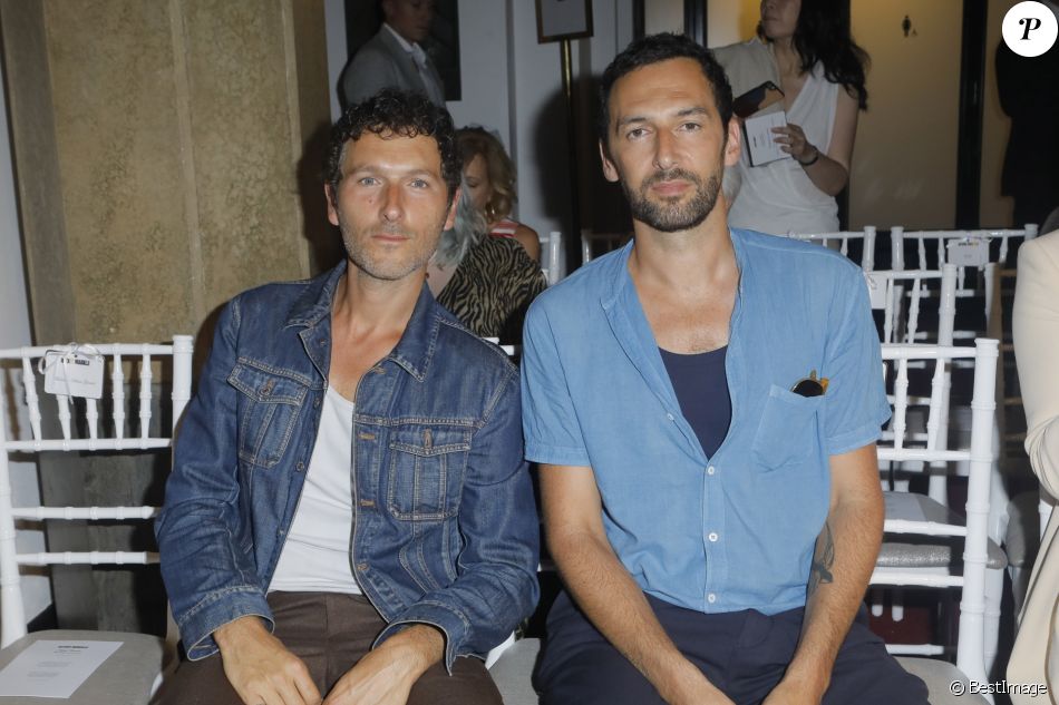 Le groupe AaRON (Simon Buret et Olivier Coursier) au défilé de mode ...