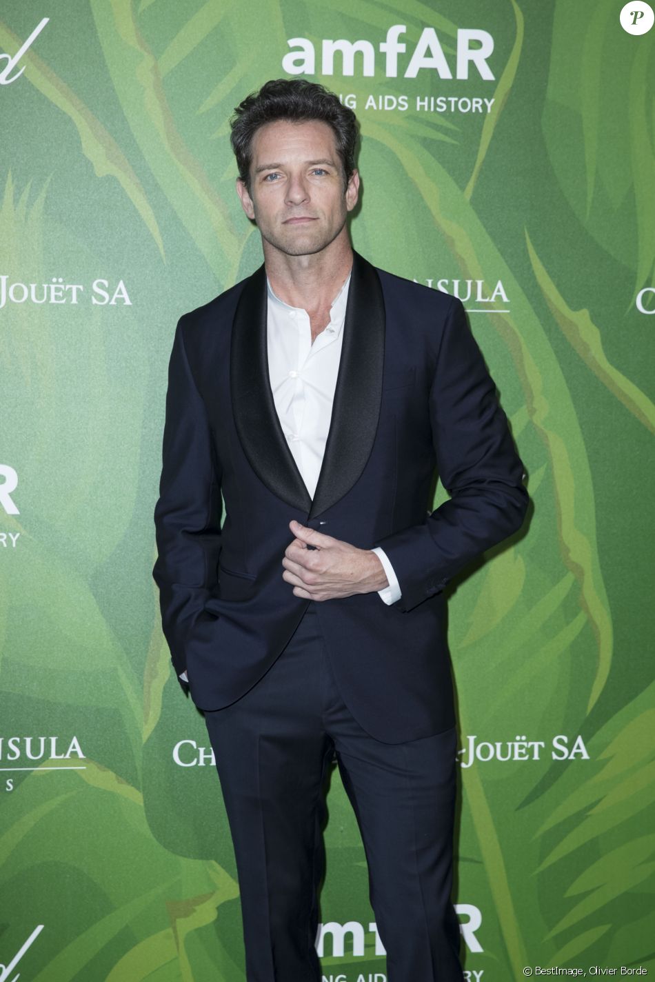 Ian Bohen au photocall du dîner de l'amfaR à l'hôtel Peninsula Spa lors ...