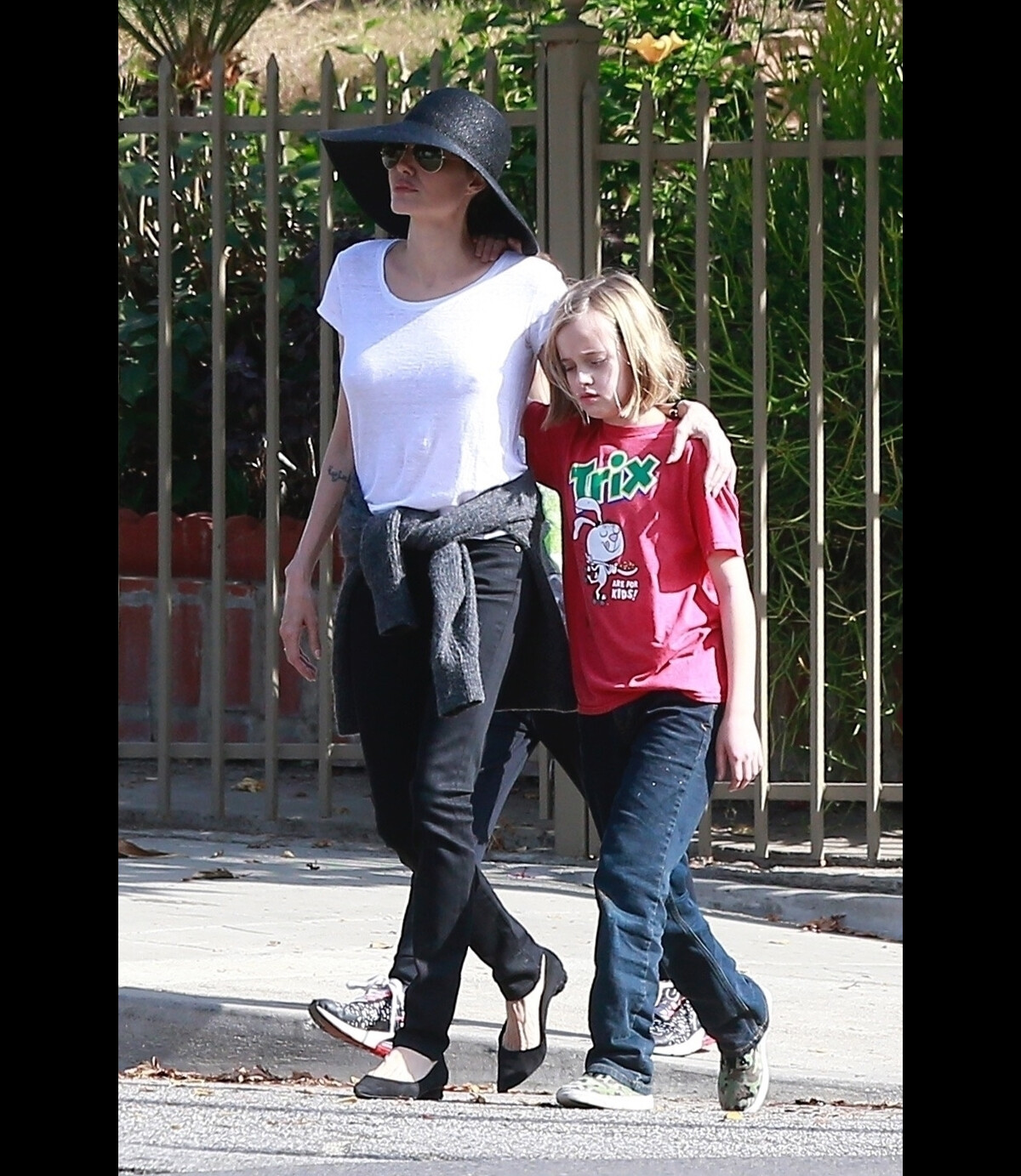 Vidéo Exclusif Angelina Jolie Avec Vivienne à Los Angeles Le 17