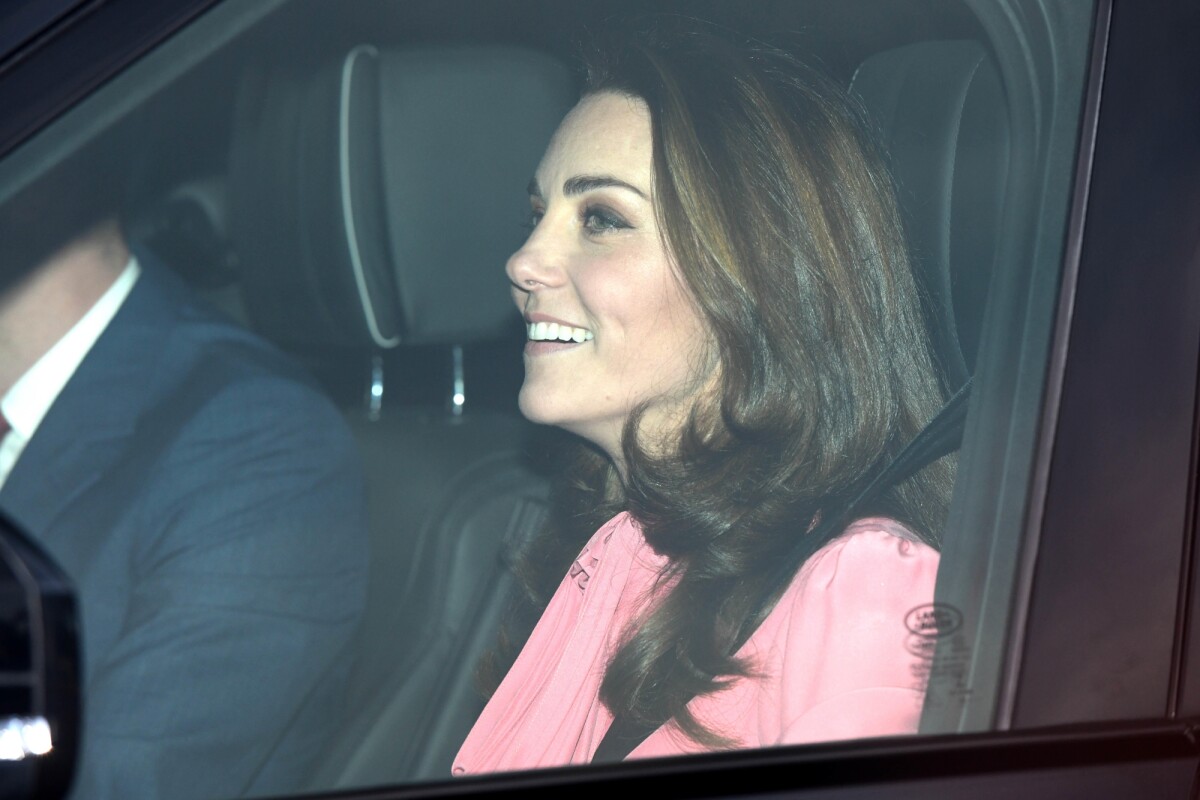 Photo : Kate Middleton, duchesse de Cambridge, vêtue d'une veste rose ...