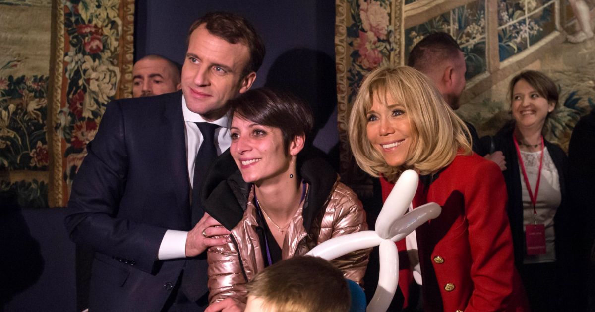 Emmanuel et Brigitte Macron : Doux moment auprès des enfants pour Noël ...