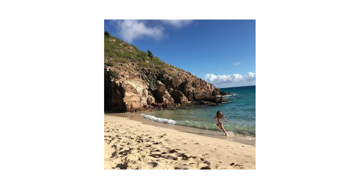 Alessandra Sublet, séparée : Noël au soleil, sa fille Charlie s'amuse à ...