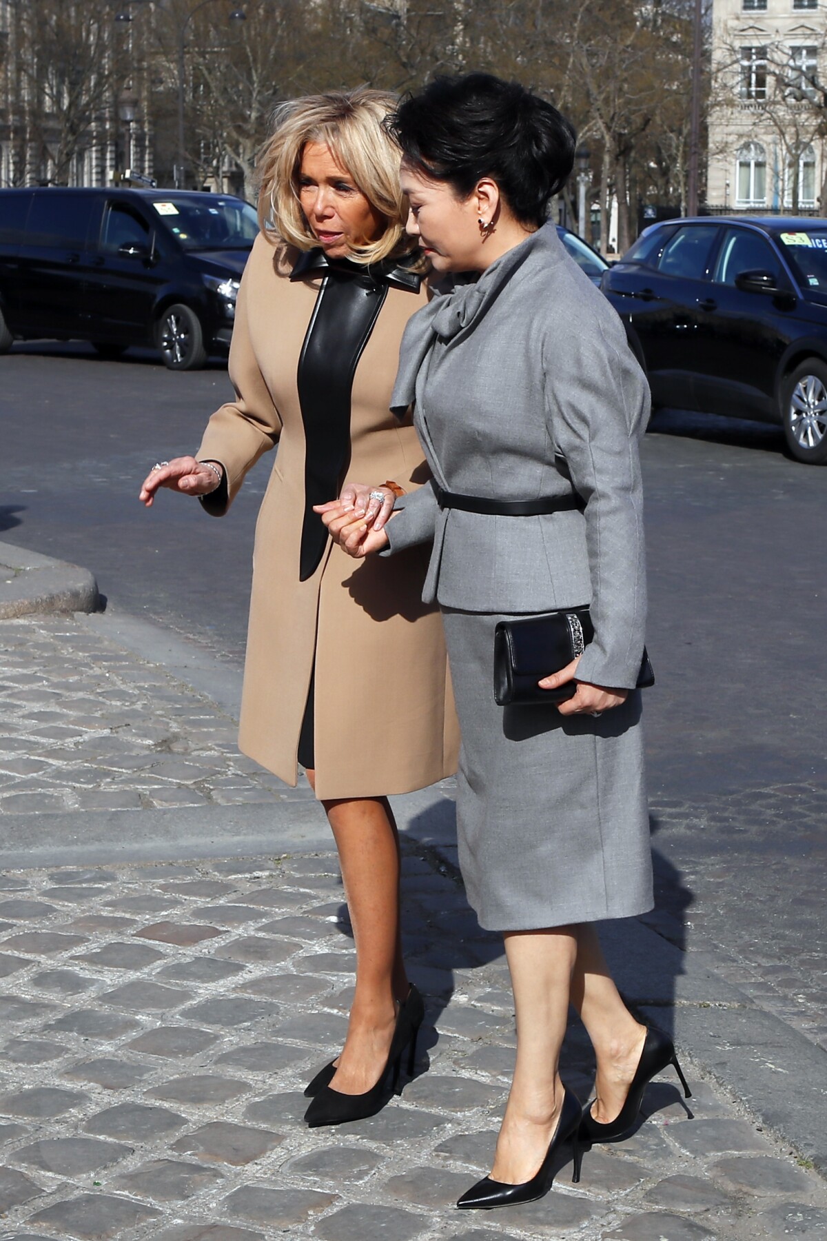 Photo La Premi re Dame Brigitte Macron Mme Peng Liyuan C r monie D Photo La Premi re Dame Brigitte Macron Mme Peng Liyuan C r monie D