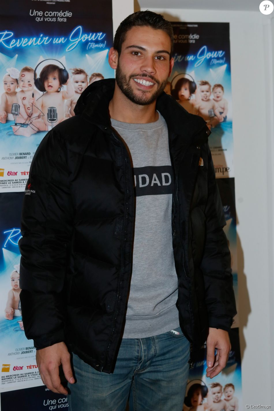 Kévin Miranda - Photocall lors de la générale de la pièce Revenir un ...