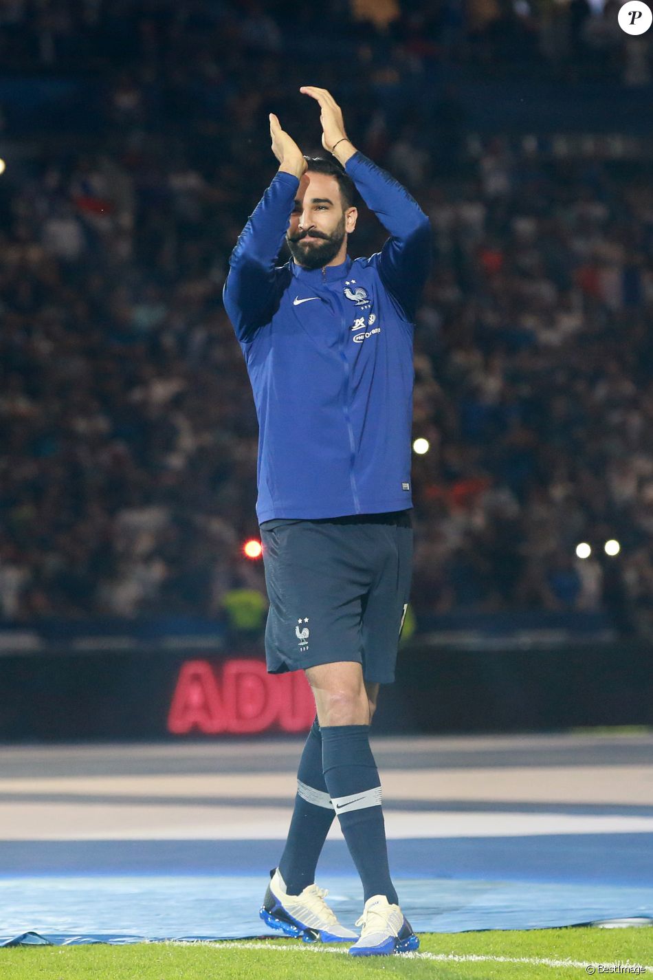 Adil Rami fête la deuxième étoile de l'équipe de France après le match ...