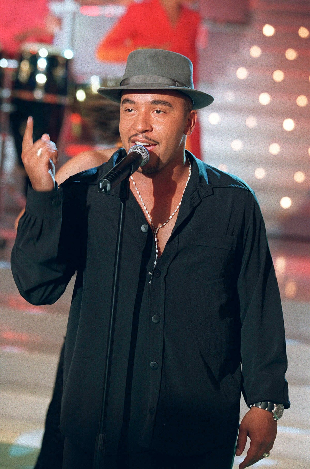 Vidéo : Lou Bega dans l'émission "Vivement dimanche" en 2000. - Purepeople