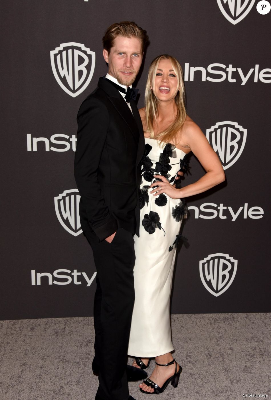 Karl Cook et sa femme Kaley Cuoco - Photocall de la soirée Warner ...