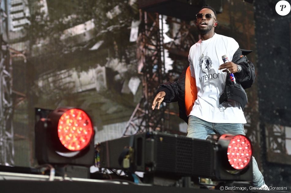 Dadju en première partie du concert de Maitre Gims au Stade de France à ...