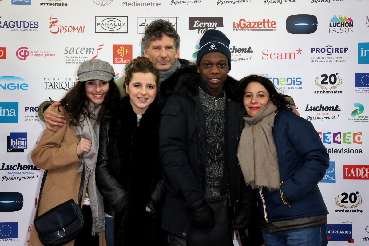 Photo : L'equipe de la serie " Les Bracelets Rouges ", Esther Valding ...