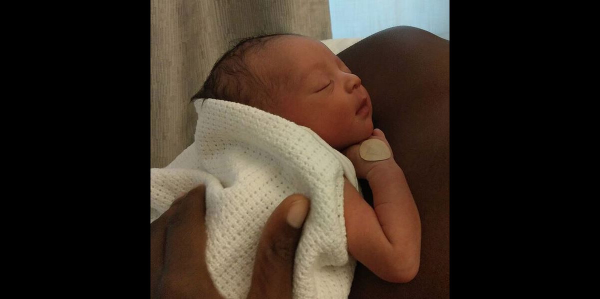 Photo : Alesha Dixon et son mari Azuka Ononye ont accueilli une petite ...