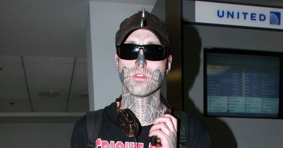 RICK GENEST AKA 'ZOMBIE BOY' ARRIVE A L'AEROPORT DE LOS ANGELES LE 12 ...