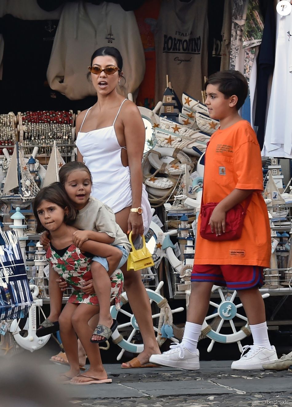 Kourtney Kardashian et ses enfants (Mason, Penelope et reign) passent ... Kourtney Kardashian et ses enfants (Mason, Penelope et reign) passent ...