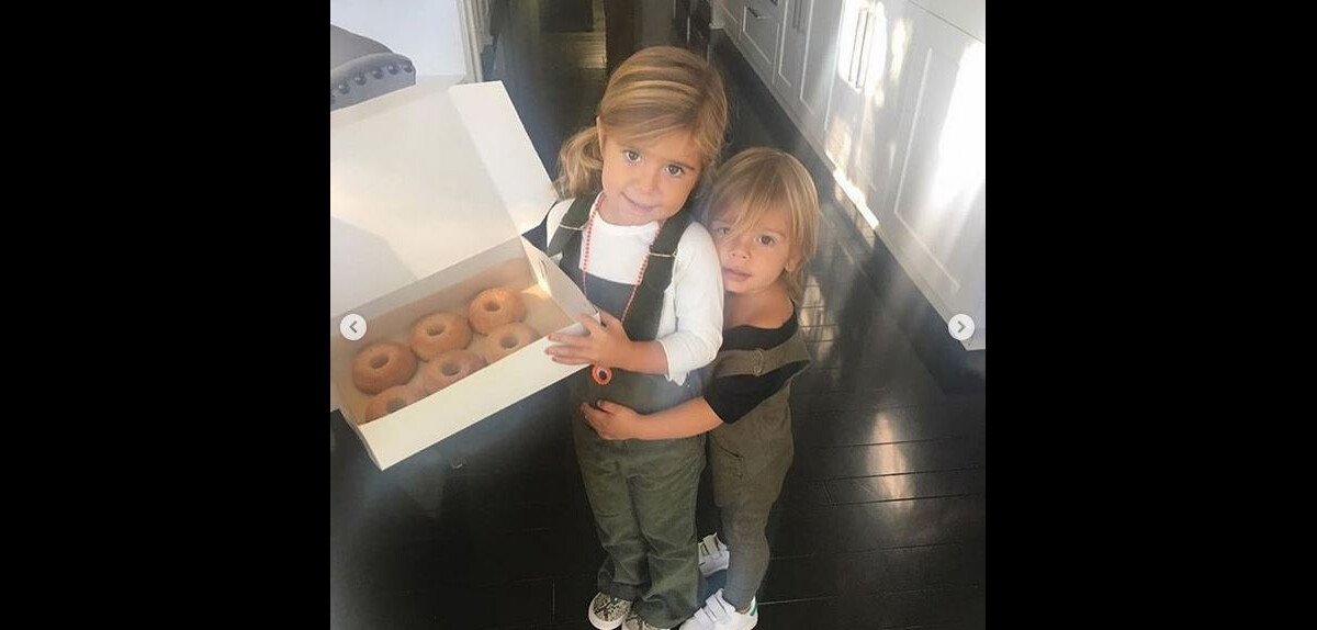 Photo : Penelope Disick et son petit frère Reign Aston. - Ode (Purepeople)