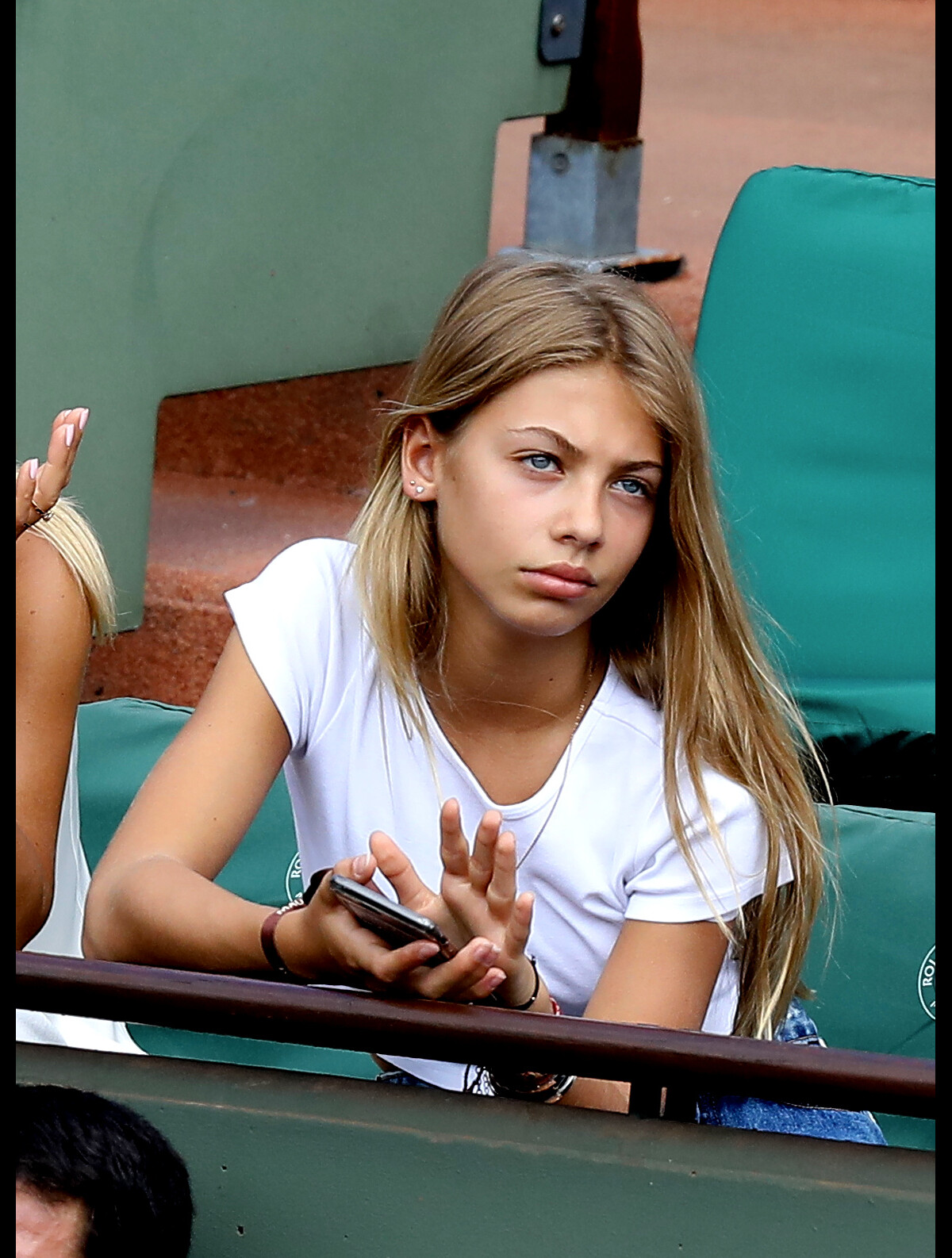 Photo : Stella Belmondo dans les tribunes des internationaux de Roland ...