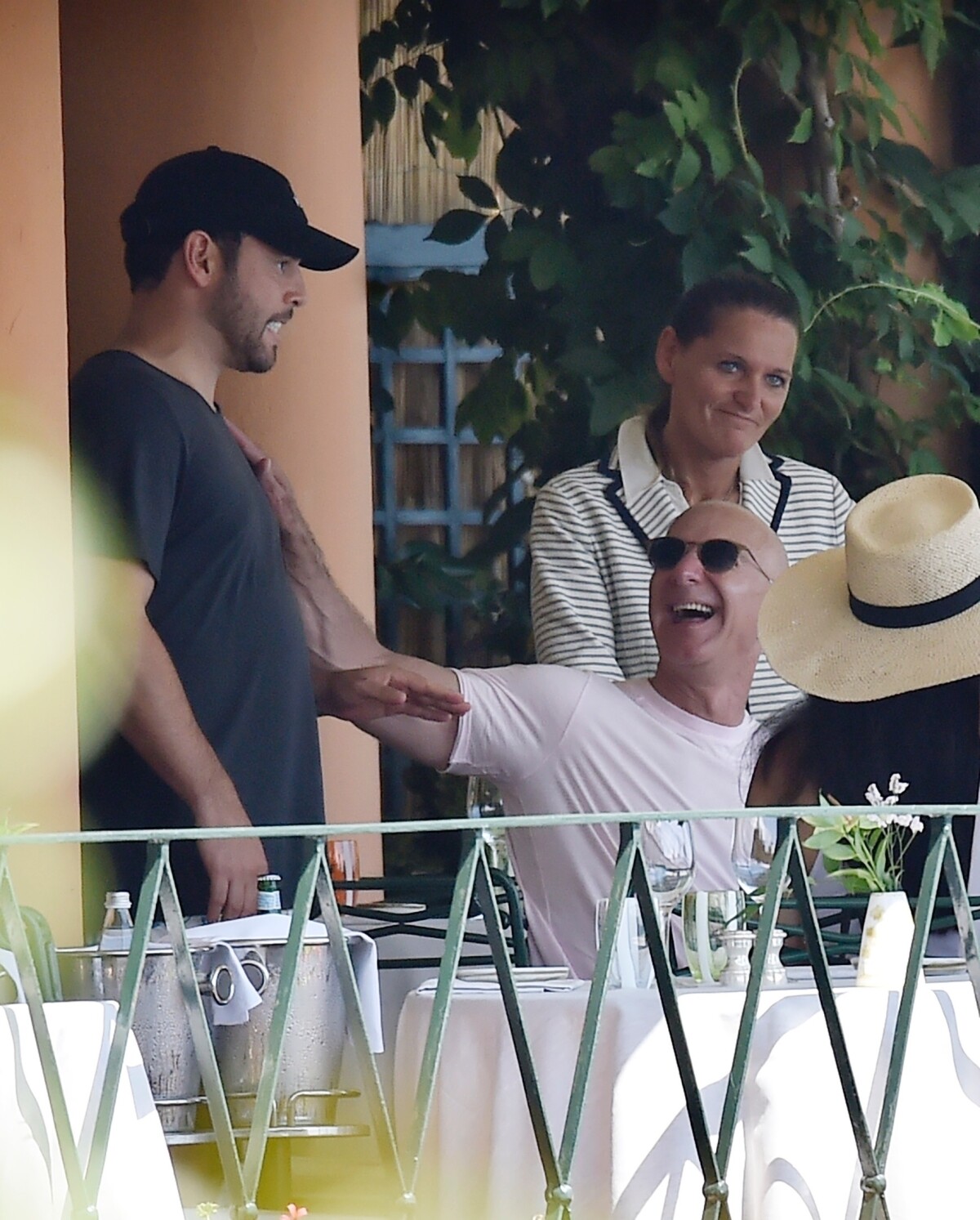 Photo : Scooter Braun et sa femme Yael Cohen déjeunent avec Jeff Bezos ...