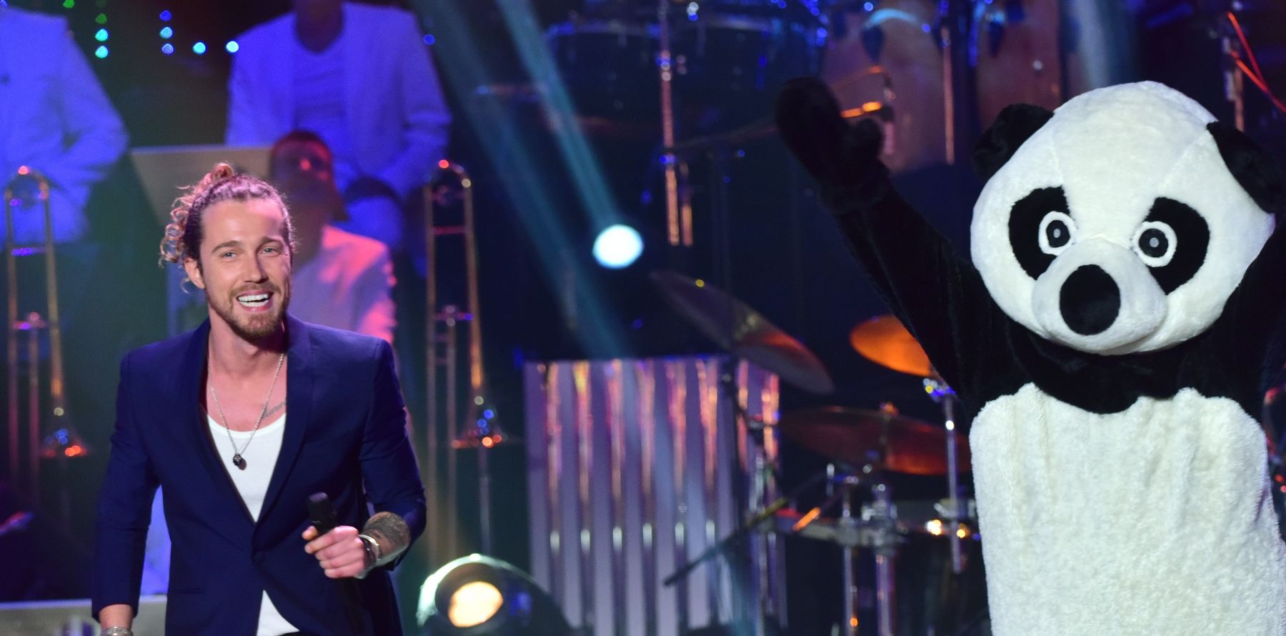 Mask Singer : L'Aigle chute, Julien Doré réagit avec humour - Purepeople