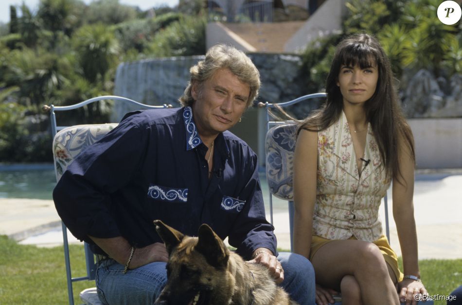 En France, à Ramatuelle, Johnny Hallyday et Adeline Blondieau dans sa propriété La Lorada. Le 27 ...